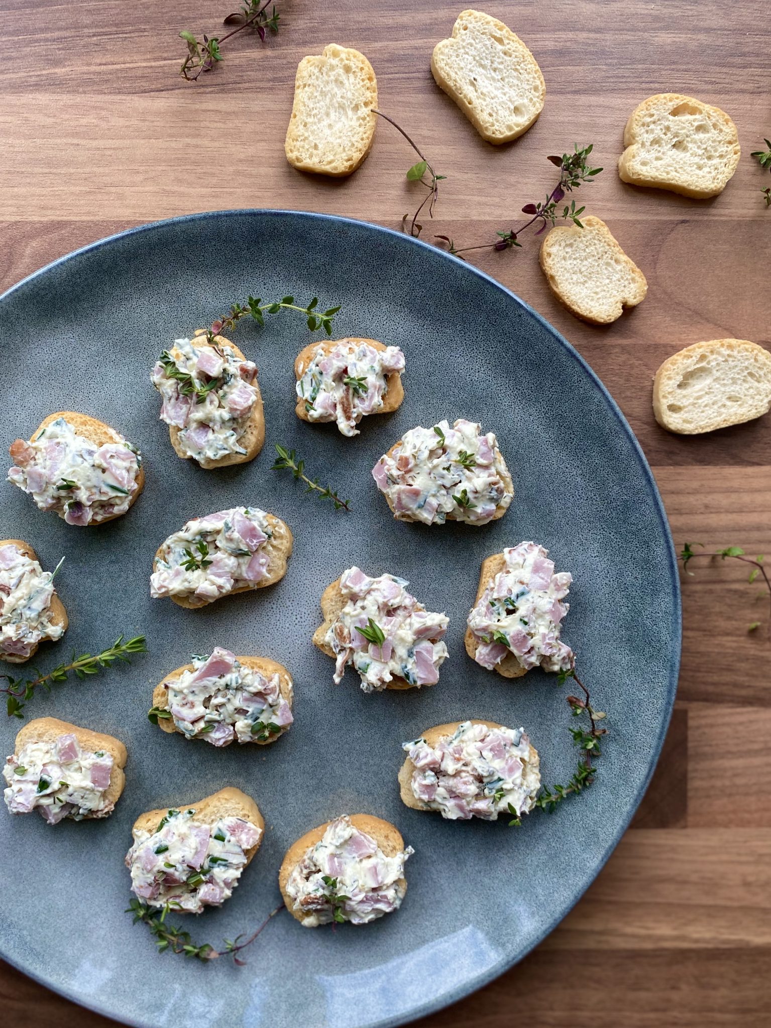Kanapé – Mini toast med skinke-bacon fyld – Mad & Lækkerier