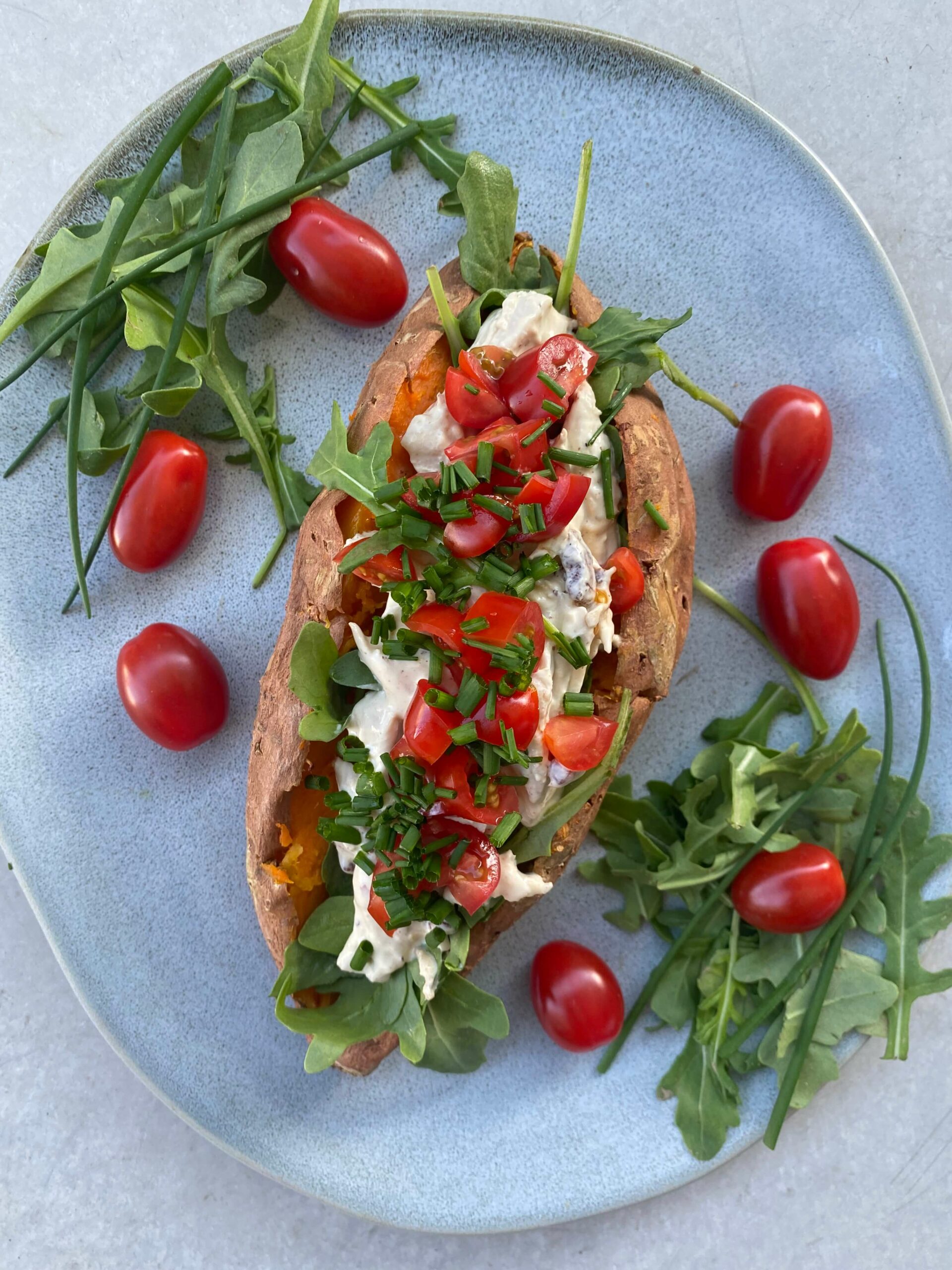 Sød kartoffel med kyllingbaconsalat og frisk salat – Mad & Lækkerier