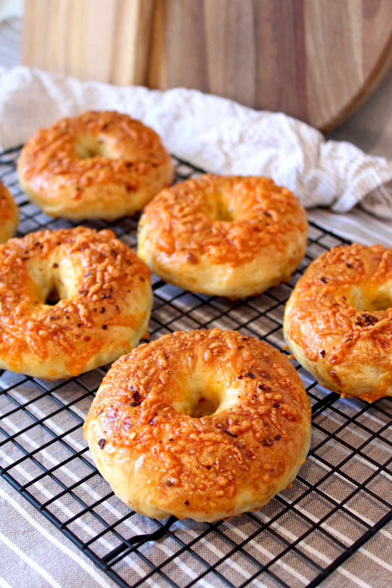 Hjemmelavet chili cheese bagels – Mad & Lækkerier